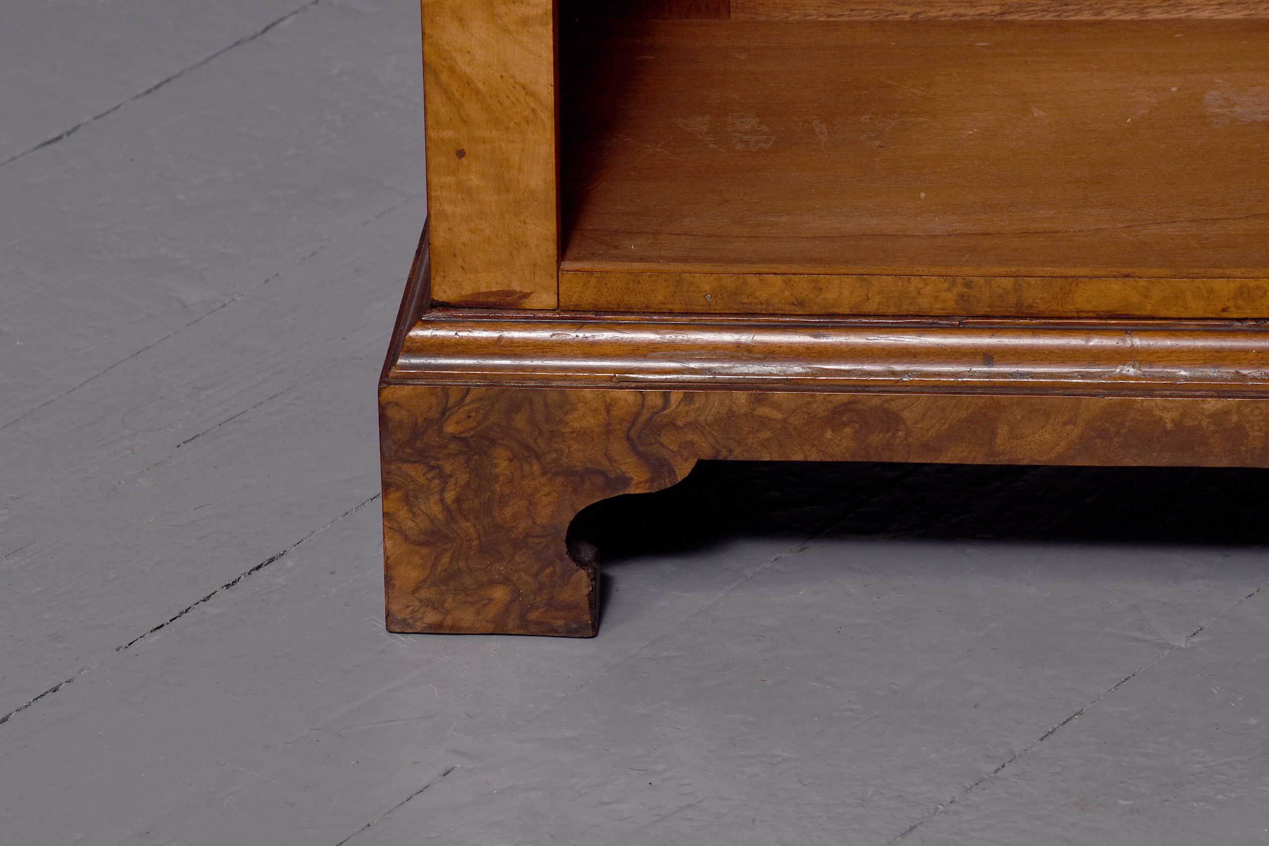 Pair of Victorian burr walnut tall open bookcases with adjustable shelves For Sale